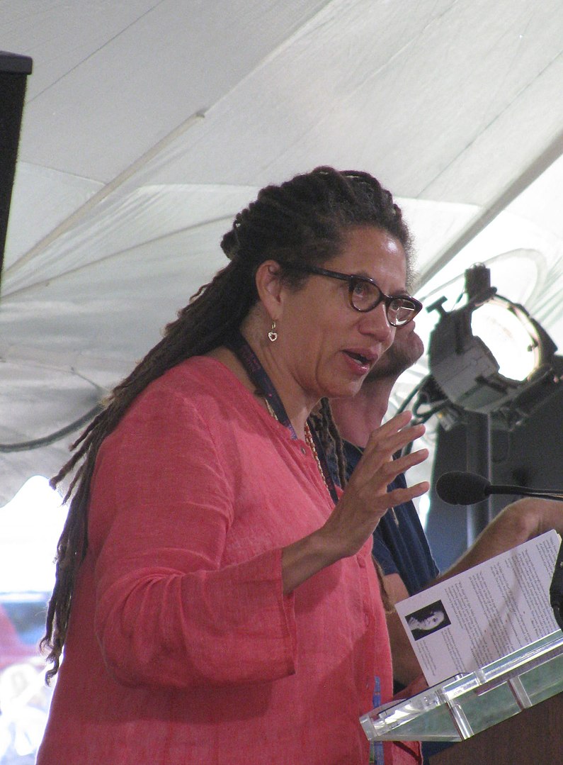 Poemas de Nikky Finney: Poeta ganadora del Pulitzer y voz influyente